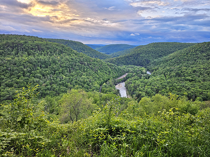 Mother Nature showing off her landscaping skills. This breathtaking vista reveals why they call this place "Worlds End" &ndash; it feels like peering into another dimension. 