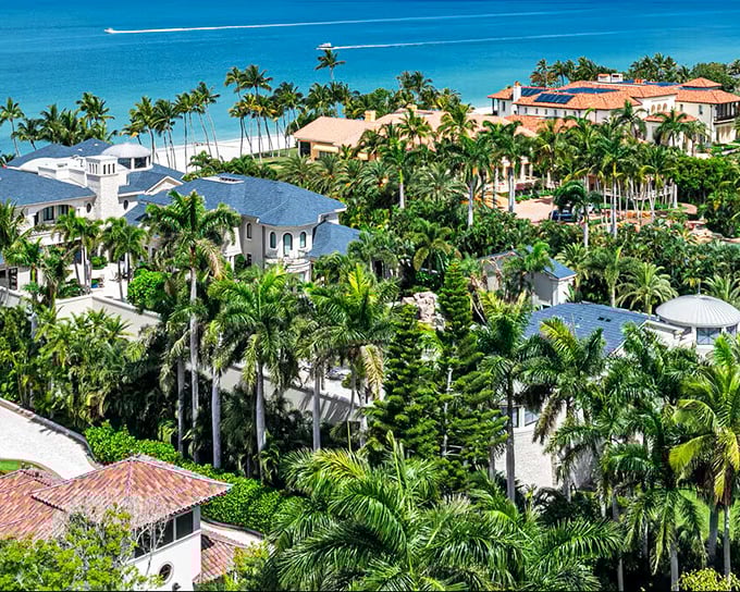 Port Royal's waterfront mansions remind you that someone, somewhere, made very good life choices. Those turquoise waters aren't too shabby either.
