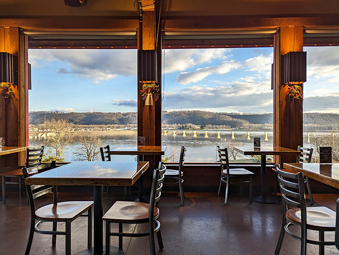 Window seats that feed both stomach and soul. These riverside tables offer a front-row view to nature's show while you tackle that rack of ribs.