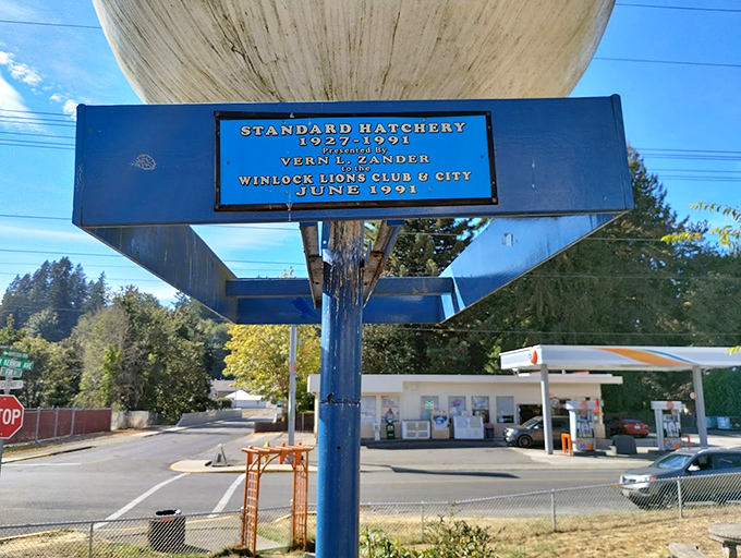 This commemorative plaque tells the egg's origin story, honoring Standard Hatchery's legacy and the community effort that hatched this quirky roadside icon in 1991.