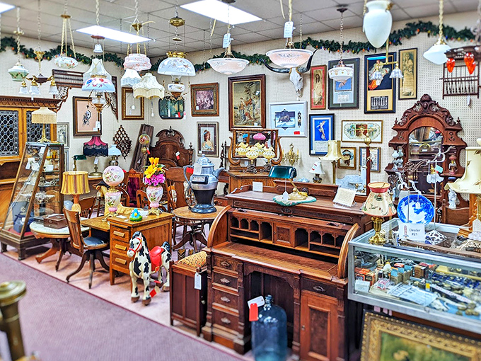 This desk display is so perfectly arranged it makes you wonder if Marie Kondo's grandparents were the curators. Every item sparks joy!