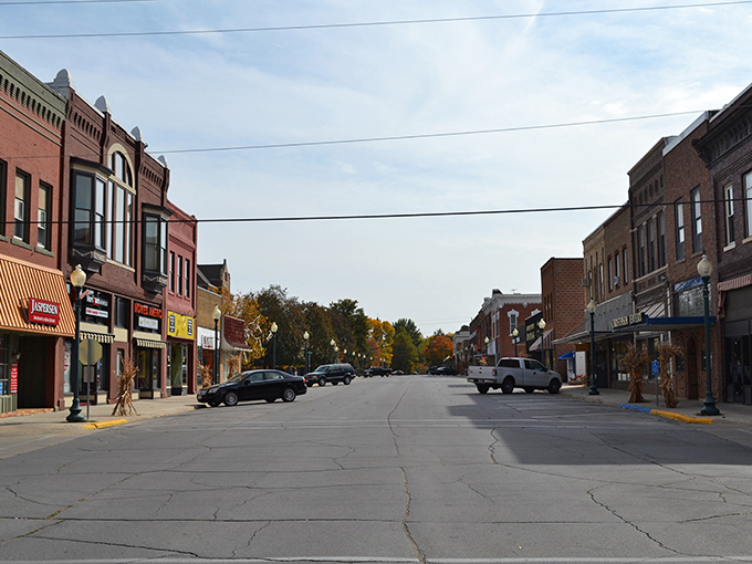 A classic Midwestern downtown vista where you can still find a parking spot without needing therapy afterward.