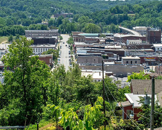 Hannibal's panoramic vista reveals a town nestled between rolling hills and the mighty Mississippi&mdash;small in size but enormous in literary significance.