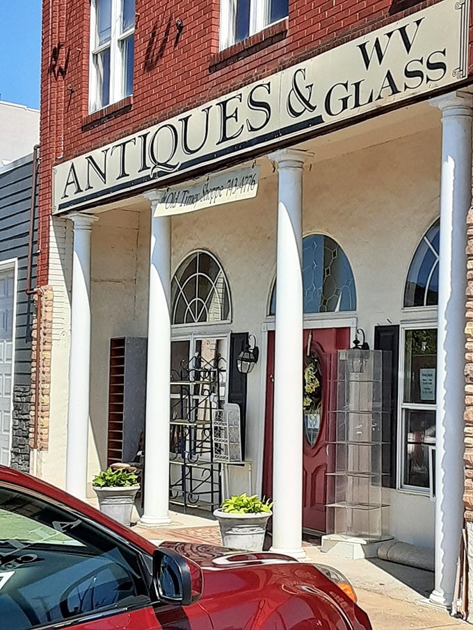 The classic brick fa&ccedil;ade with white columns practically whispers "come inside" to passersby, promising discoveries that can't be found on Amazon.