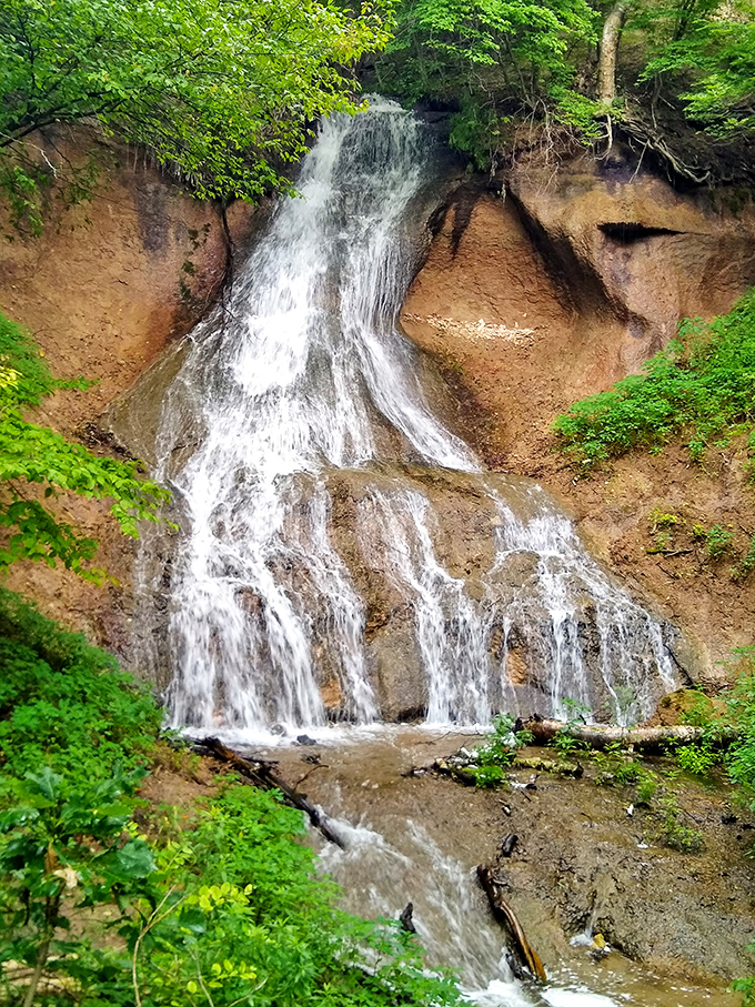 Water meets sandstone in a graceful 45-foot plunge that defies Nebraska's "flat state" reputation.