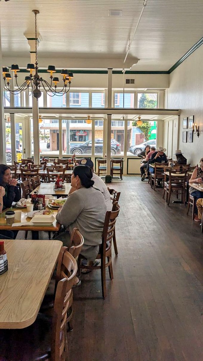 Simple wooden tables, natural light, and the buzz of happy diners—this is where seafood memories are made, not manufactured.