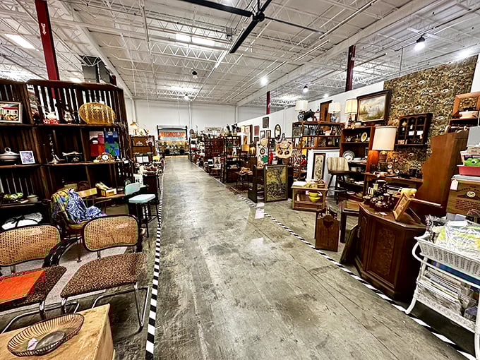 Aisles wide enough to wander without knocking over someone's grandmother's china. A vintage explorer's dream layout!