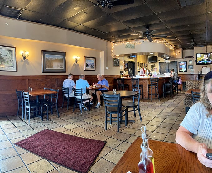 Where comfort meets community – Kingsman's dining room invites you to settle in for a meal that feels like coming home, only with better food.