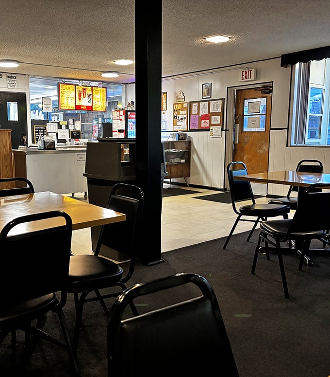 Simple tables, basic chairs, and zero pretension&mdash;just the way a true chicken joint should be. The focus here is squarely on what arrives on your plate.