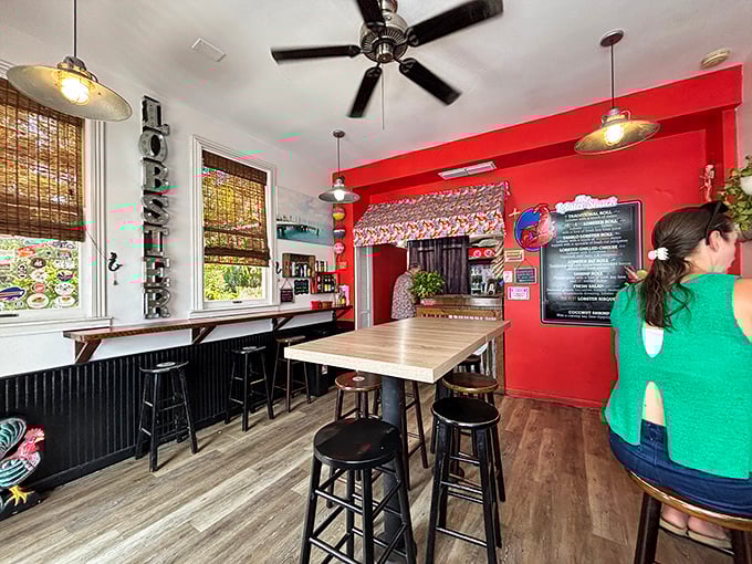Inside, red walls and wooden accents create the perfect backdrop for seafood daydreams. Like a cozy maritime living room, but with better food.