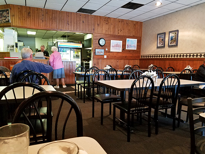 Wood paneling and simple furnishings create that classic "your favorite aunt's dining room" vibe&mdash;comfortable, unpretentious, and ready for serious eating.