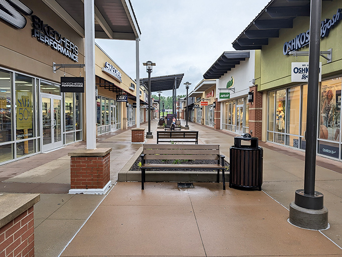 The outdoor walkways connect shopping destinations, making this retail therapy session feel almost like taking a pleasant stroll.