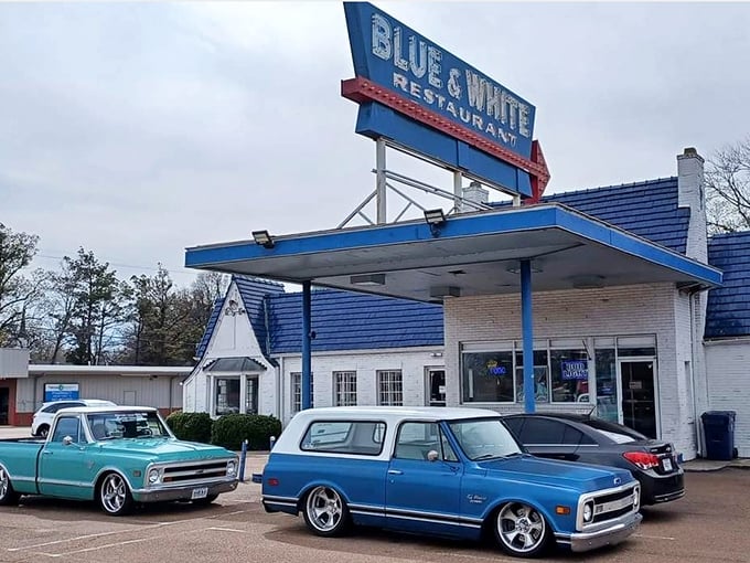 Classic Americana at its finest! The Blue & White's vintage sign promises roadside comfort food that time hasn't changed.