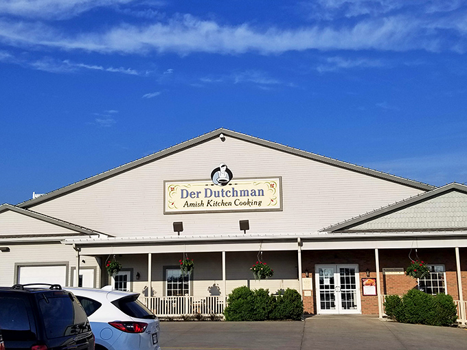 Der Dutchman's welcoming exterior whispers "come hungry, leave happy" in the most delightful way possible. 