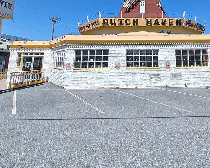 That windmill-topped bakery stands like a lighthouse for lost dessert lovers. Follow the beacon to shoofly paradise!
