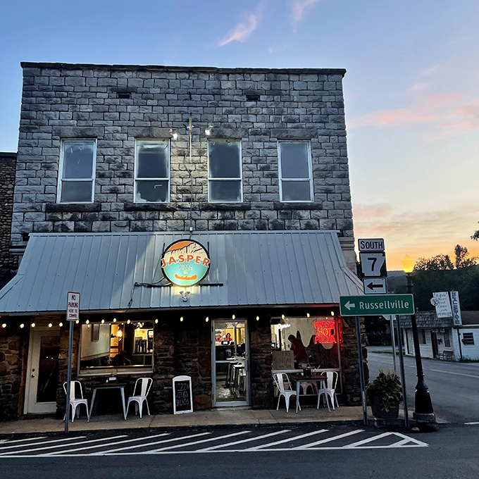 Stone buildings and pizza – two things that stand the test of time. This corner spot looks like it belongs in a Norman Rockwell painting.