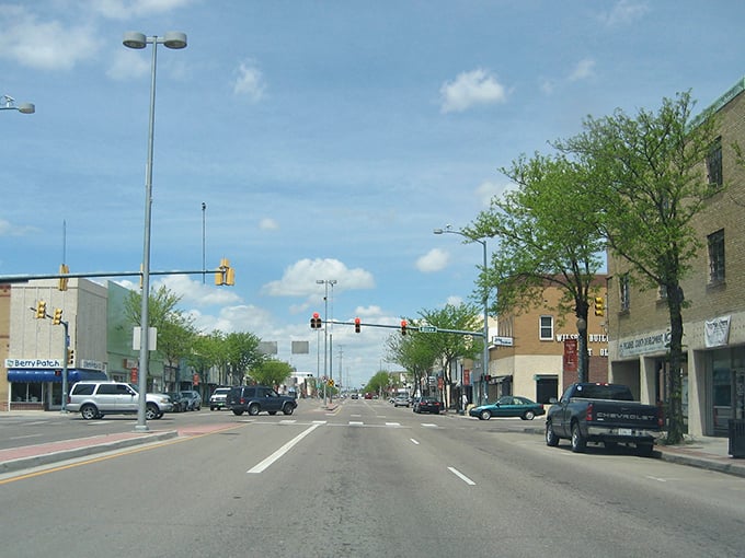 Lamar's wide Main Street welcomes with open arms. No traffic jams in retirement paradise!