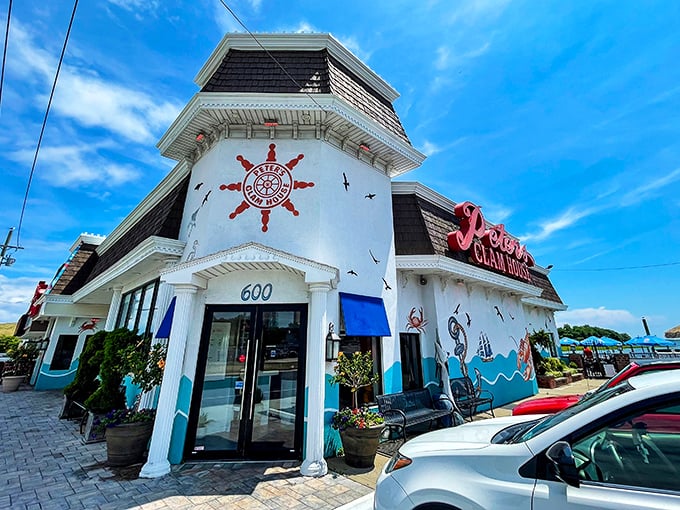 That whimsical tower and colorful murals tell you this place doesn't take itself too seriously&mdash;just its seafood.