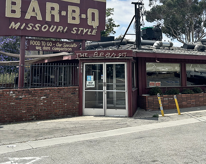 "Missouri Style" proudly proclaimed like it's 1965. When a place "dares comparison," you know they've got the goods to back it up.