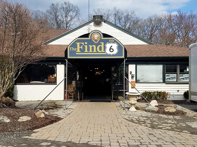 The Find on 6 doesn't mess around with fancy exteriors&mdash;they save all the good stuff for inside!