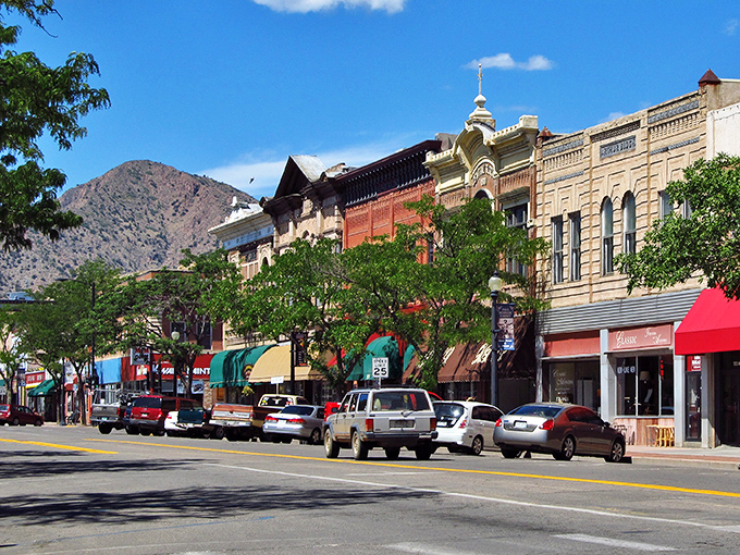Stroll these quiet streets in Ca&ntilde;on City and feel your blood pressure drop. Retirement never looked so peaceful!