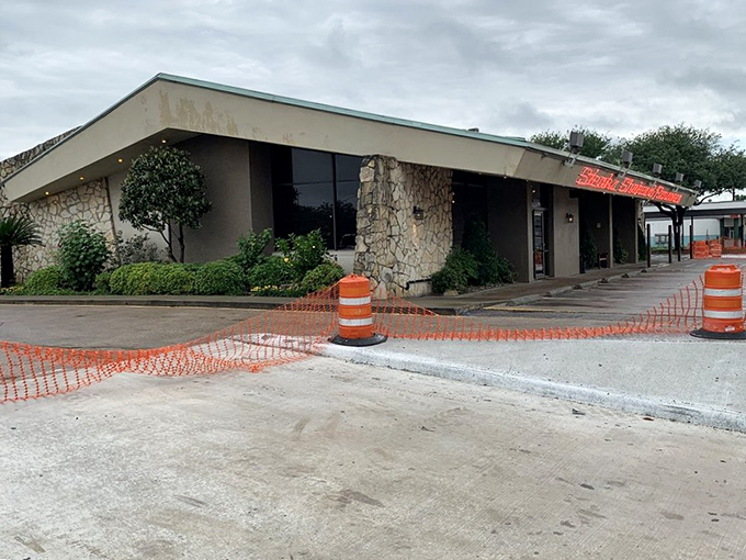 The unassuming exterior might fool you, but that full parking lot reveals the secret locals have been keeping to themselves. 