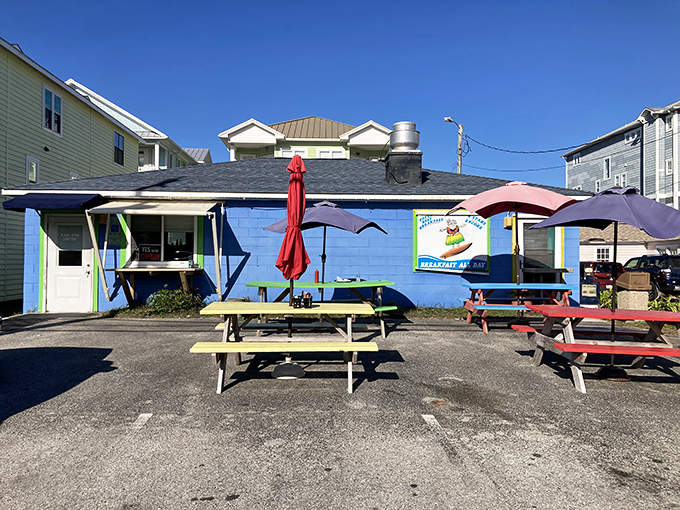 Nothing says "coastal comfort food" quite like picnic tables and that welcoming seaside charm.