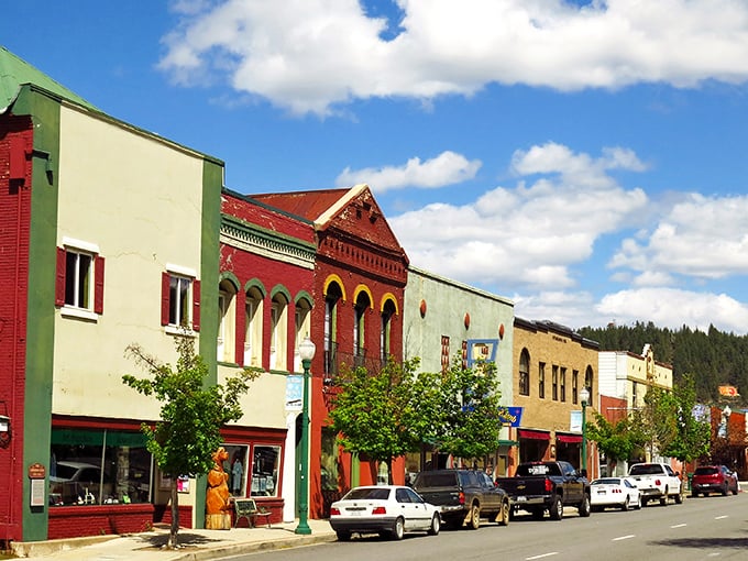 Colorful storefronts in Quincy pop against the Sierra backdrop, like a painting you'd want to hang in your living room.