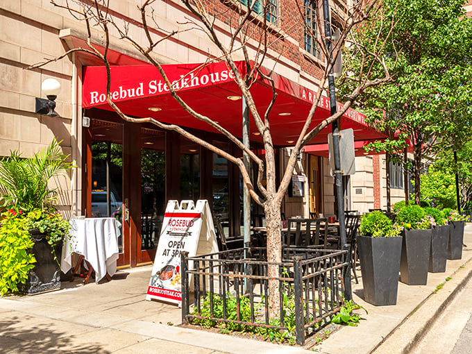 Classic Chicago elegance meets serious steakhouse credentials right here in the heart of downtown's Gold Coast neighborhood.