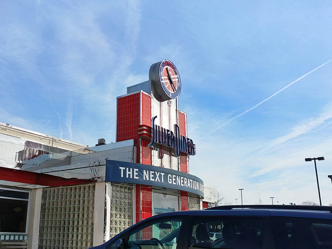 Hello, Maryland! Stopping for a sunny day visit at the iconic, brightly-lit Silver Diner in Greenbelt. Classic style!