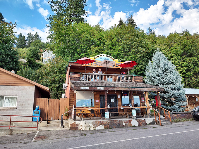 The Old Ice House's porch practically begs you to sit a spell with a slice. Mountain views and pizza&mdash;what more could you want?