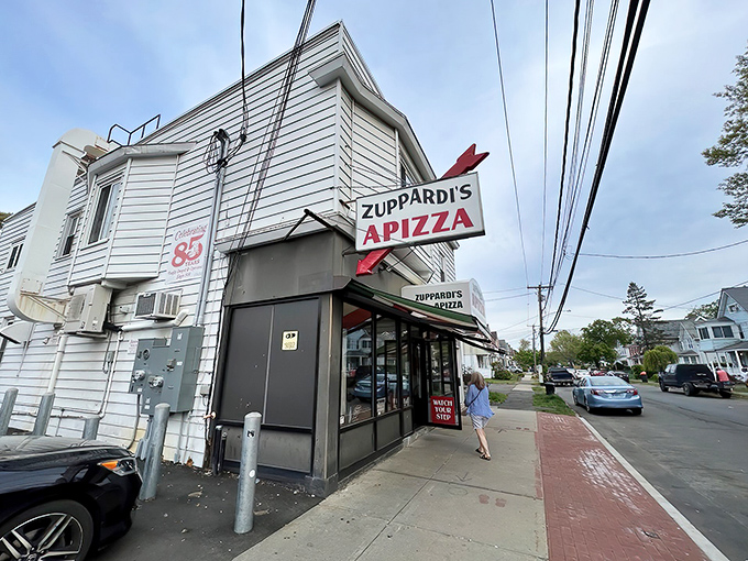 The humble white siding of Zuppardi's hides pizza treasures within. Like finding a pearl in an oyster&mdash;or in this case, fresh clams on perfect crust.