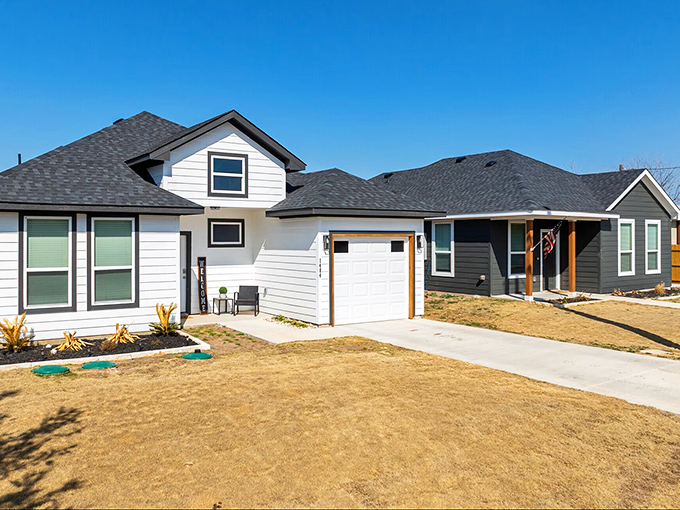 Affordable doesn't mean ordinary in Granbury. These modern homes offer spacious living without the big-city price tag that would have your retirement account sobbing.