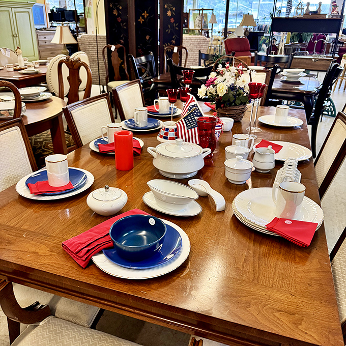 A patriotic table setting that screams "I'm ready for everything from Fourth of July to Tuesday pot roast" with equal enthusiasm.