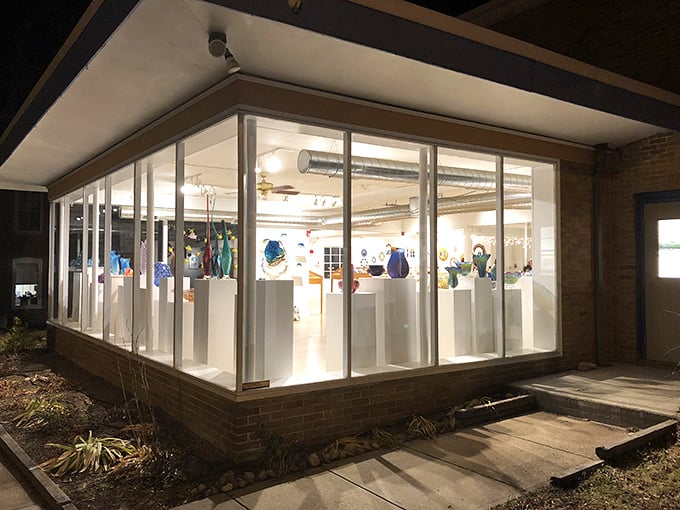 When a gallery glows like this at night, you know something special is happening inside those walls. 