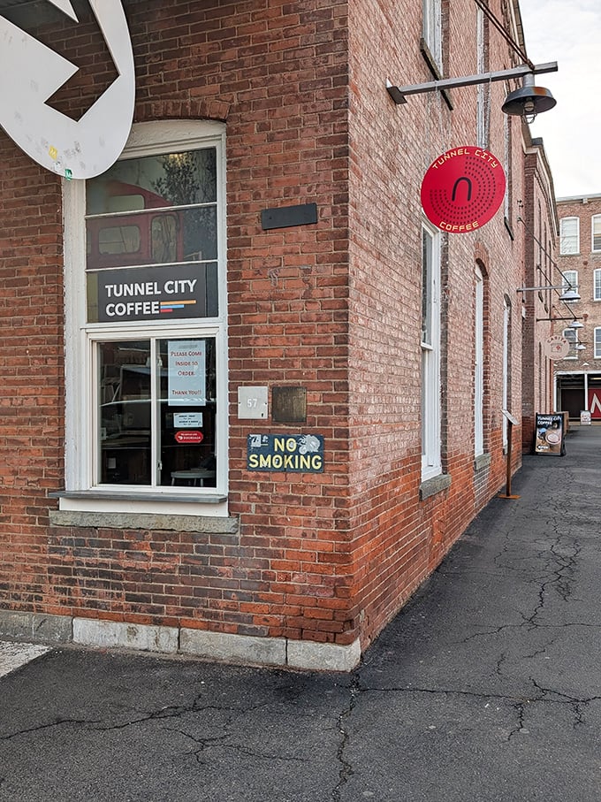 Tunnel City Coffee occupies a corner of history, where the aroma of freshly roasted beans mingles with conversations between artists, professors, and curious travelers.