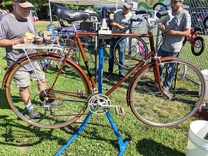 This isn't just a bicycle—it's transportation poetry. Classic craftsmanship gets its moment in the sun while market-goers appreciate bygone engineering.