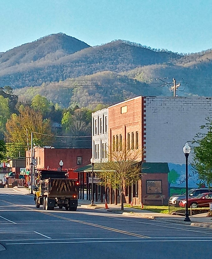 Where brick buildings and blue mountains create the perfect backdrop for your "I might just move here" daydreams. Small-town America at its most photogenic.
