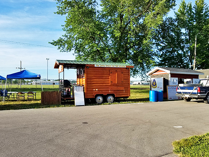This charming wooden food trailer brings rustic appeal to the market's culinary offerings. Even your snack break becomes part of the treasure-hunting experience. 