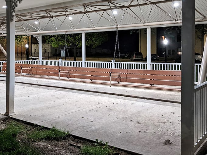 Even after sunset, the world's largest porch swing beckons night owls. The gentle illumination transforms this quirky attraction into a magical evening retreat.