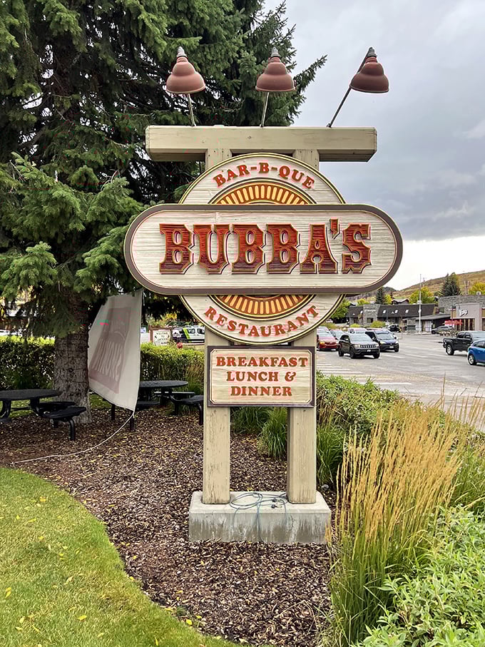 Those cone lights on top make this Jackson joint look like a BBQ rocket ship ready for flavor.