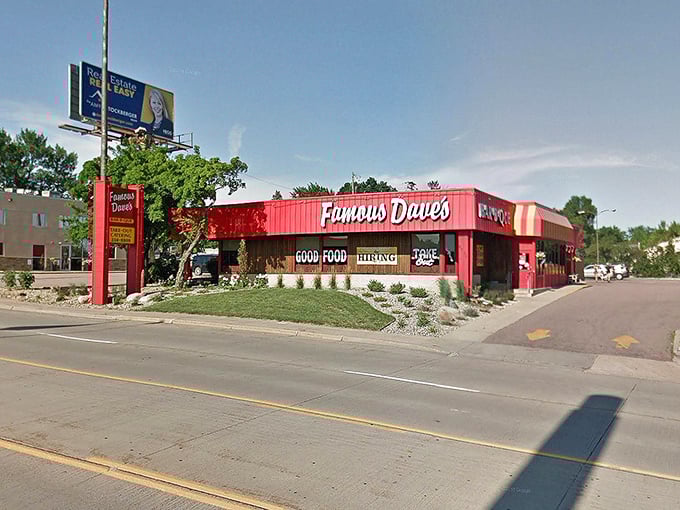 That cheerful red exterior practically shouts "Come get some ribs!" and who are we to argue with architecture?