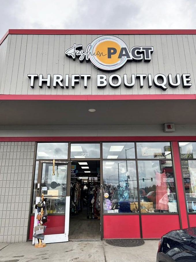 FashionPact's bright red trim promises a boutique experience without the boutique prices. Fashionistas, your budget thanks you!