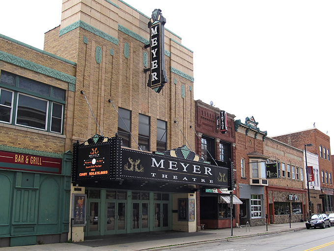 The Meyer Theatre's magnificent fa&ccedil;ade reminds us that Racine's cultural scene thrives without breaking your budget.