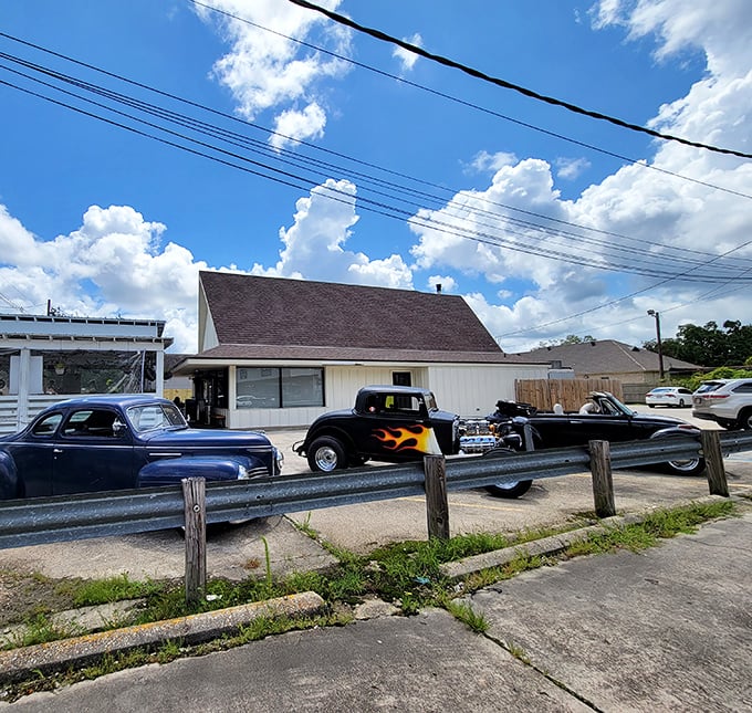 Classic cars and classic pizza &ndash; Milan's unassuming exterior hides wood-fired treasures waiting to be discovered.