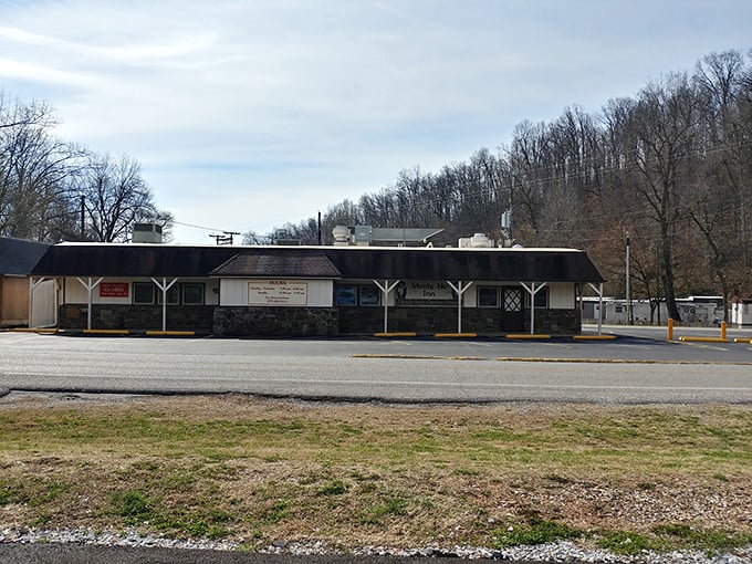 Monte Ne Inn's rustic roadside appearance is the chicken equivalent of Clark Kent &ndash; unassuming until you taste its superpowers.