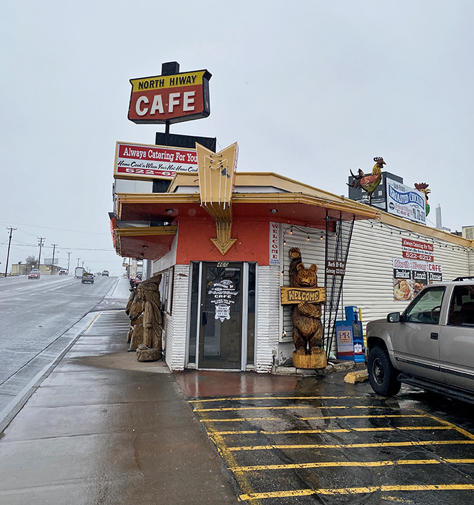 North Hi-Way Caf&eacute;'s iconic arrow sign has been pointing hungry travelers toward comfort food for generations.