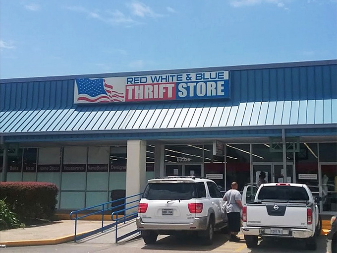 Stars, stripes, and savings collide at this patriotic paradise where American dreams meet affordable reality in Gretna.