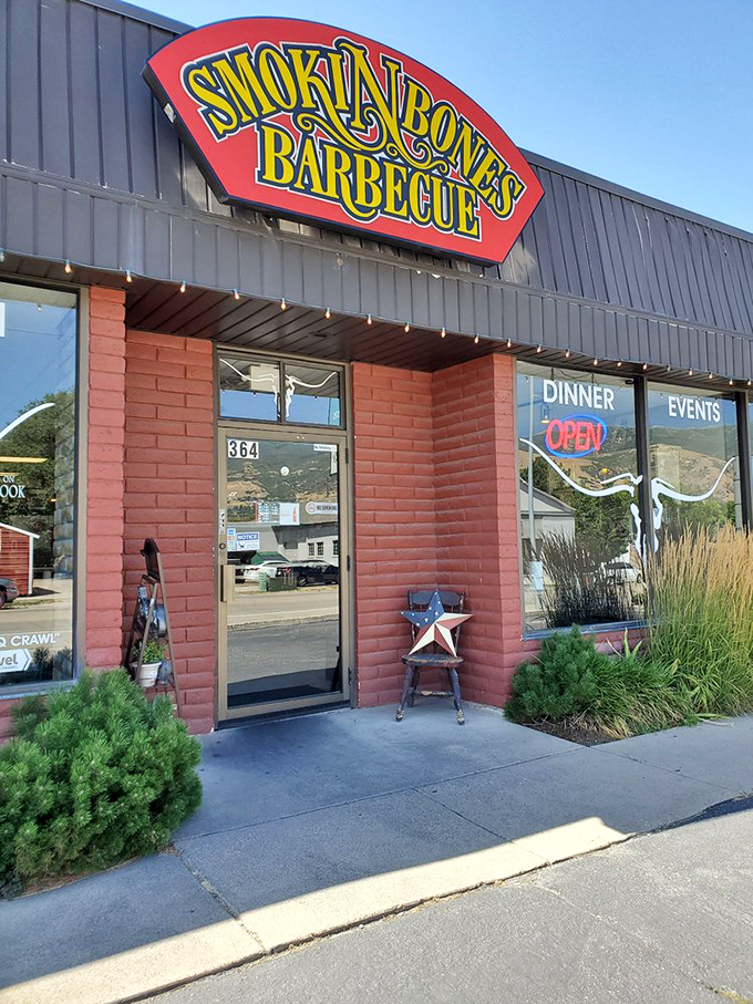 Smokin Bones' fiery red sign against gray siding is like a warm hello. That little star by the door? It's earned every point.