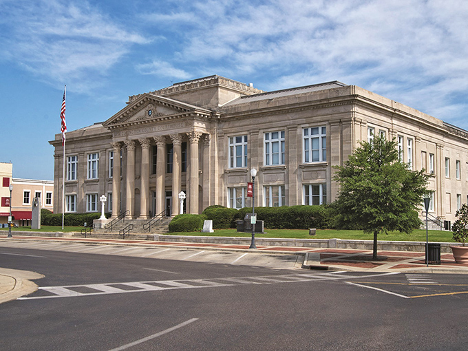 This courthouse commands respect like the town elder it is, watching over Guntersville with quiet Southern dignity and grace.
